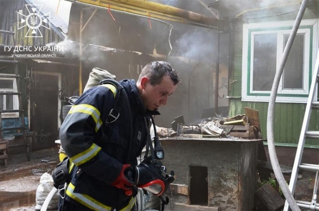 Палаючий будинок у Чернігові гасили 6 відділень пожежників фото відео